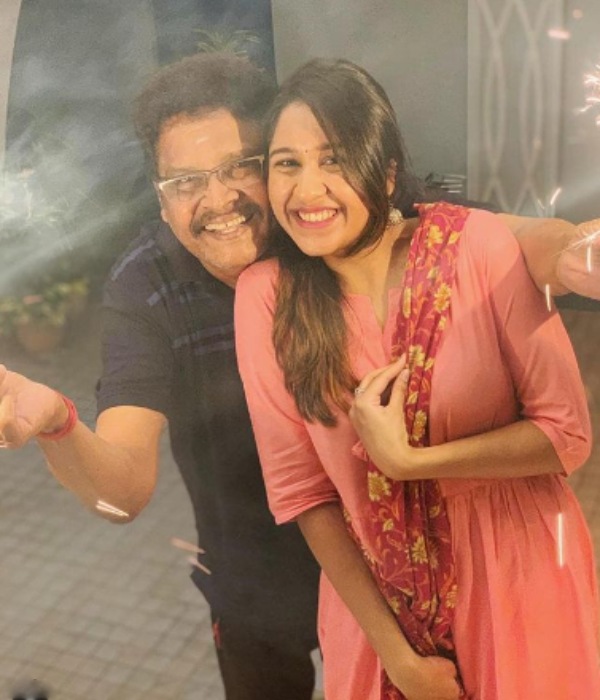 இயக்குனர் கே.எஸ் ரவிக்குமார் மகள்களை பார்த்திருக்கிறீர்களா...? அதுவும் ...