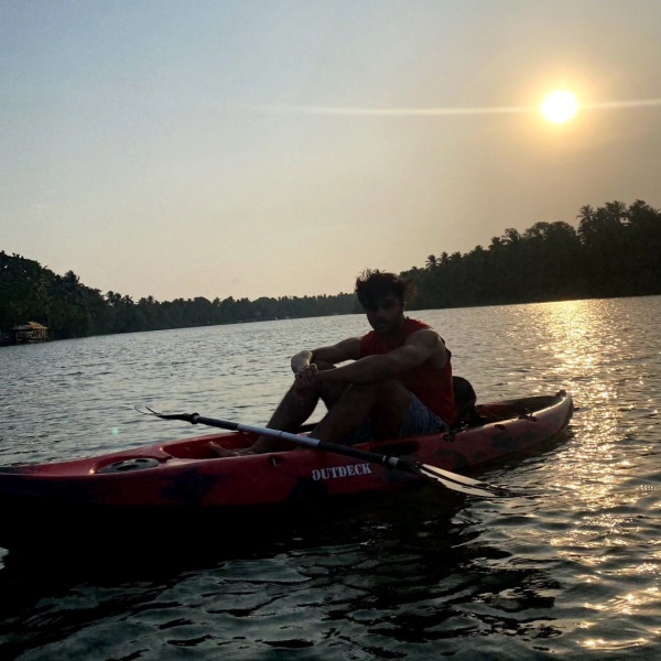 நடிகை "வனிதா” மகன் வெளியிட்ட புகைப்படம்.. "அம்மா” பற்றி ரசிகர் கேட்ட ...