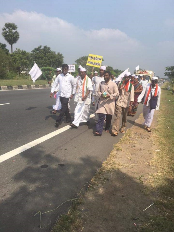 ஓய்வெடுக்க சொகுசு வேன் இல்லை! போட்டோ ஷூட் இல்லை! சாலையோரம் தூங்கி குமரி ...