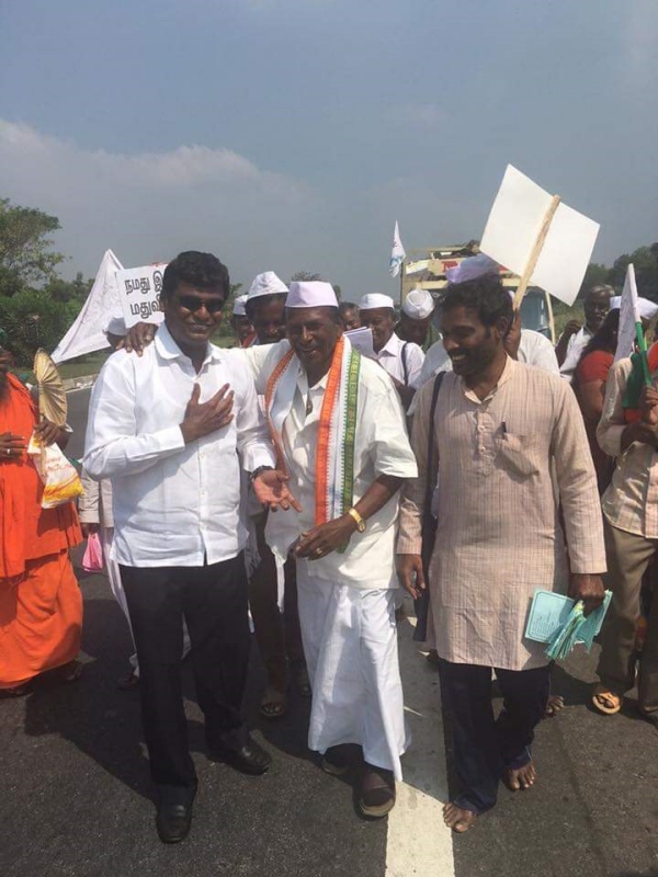 ஓய்வெடுக்க சொகுசு வேன் இல்லை! போட்டோ ஷூட் இல்லை! சாலையோரம் தூங்கி குமரி அனந்தன் நடத்திய ...