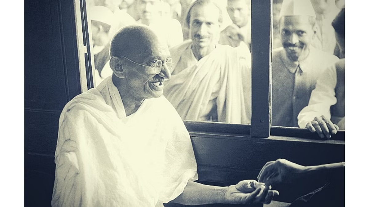 சட்டையை கழற்றிய மகாத்மா காந்தி.. அரையாடை அணிந்தது ஏன்?.. மனதை மாற்றிய ...