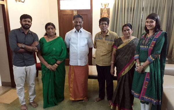 நடிகர் ஆர்.சுந்தர்ராஜன் மனைவி இந்த பிரபலம் தானா..? மகன்கள் கூட யார் ...