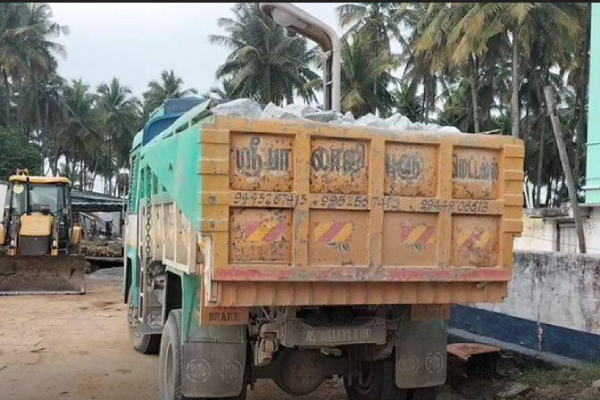 பொத்தேரியில் பயங்கரம்.. வேகமாக வந்த டிப்பர் லாரி மோதி விபத்து.. சாலையை ...