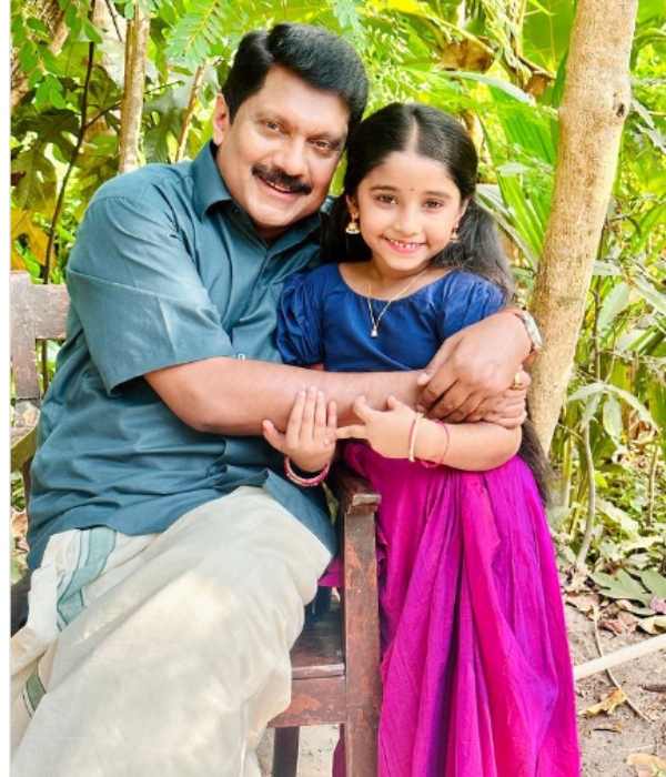 தாமிரபரணி பட பானுவின் மகள் இத்தனை படங்களில் நடித்திருக்கிறாரா? அதுவும் யாரோடனு பாருங்க ...