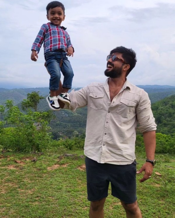 மோதலும் காதலும் சீரியல் விக்ரமின் மனைவி இந்த பிரபலம் தானா? பலருக்கும் ...