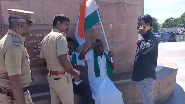 காவிரிக்காக கையில் தேசியக்கொடி.. அடிக்கப்போறியா?.. மெரினாவில் பி ஆர் பாண்டியன் குண்டுக்கட்டாக ...