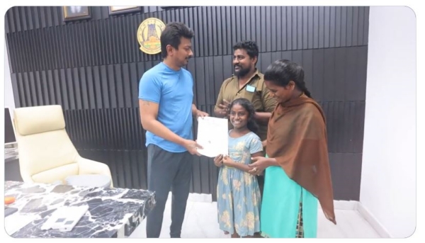 “ஸ்டாலின் தாத்தா கிஸ் கொடுத்தார்.. உதய் அங்கிள் வீடு கொடுத்தார் ...