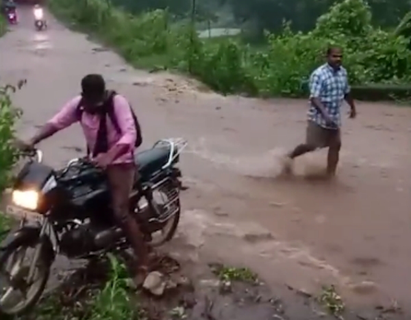 பேய் மழை.. குமரி மாவட்டத்தில் பெருக்கெடுத்த வெள்ளம்.. சாலையை கடக்க ...