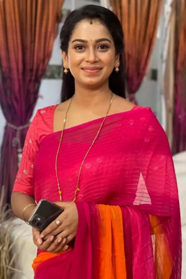 ஈரமான ரோஜாவே சீரியல் நடிகை கண்ணீரோடு வெளியிட்ட புகைப்படம்.. இதனால்தான் ...