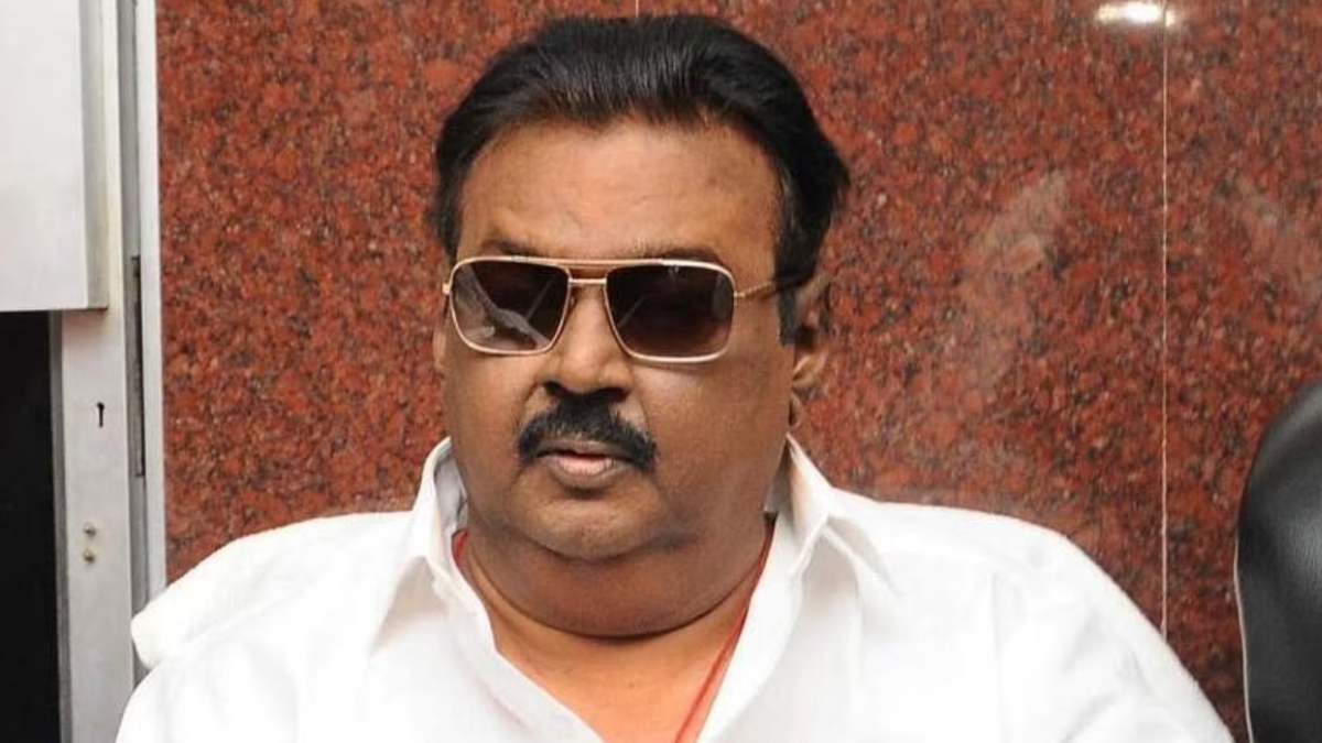 கழுத்தில் தேமுதிக துண்டு, விரலில் முரசு சின்ன மோதிரம்.. தலையில் மஞ்சள் ...