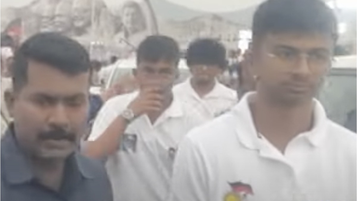 சேலம் திமுக இளைஞரணி மாநாடு.. அமைச்சர் உதயநிதி ஸ்டாலினுடன் பொறுப்பாக ...