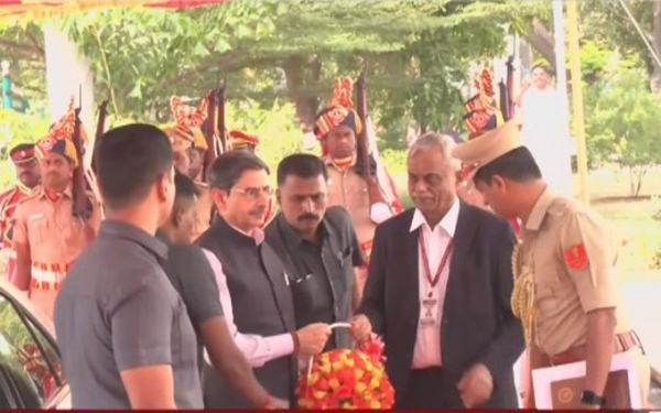 ஆளுநர் ரவியை வரவேற்றார் ஜாமீனில் வெளியே வந்த துணைவேந்தர் ஜெகநாதன் ...