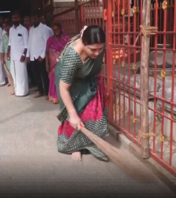 கையில் என்ன ‛வாரியல்’.. சென்னை ஆதிகேசவ பெருமாள் கோவிலை சுத்தம் செய்த குஷ்பு.. மோடியின் ‛காப்பி ...