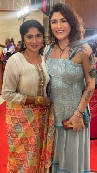 ஒரு பக்கம் ரம்யா கிருஷ்ணன்.. மறுபக்கம் காயத்ரி ரகுராம்... மாஸ் காட்டும் ...