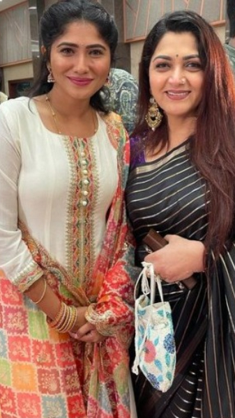 ஒரு பக்கம் ரம்யா கிருஷ்ணன்.. மறுபக்கம் காயத்ரி ரகுராம்... மாஸ் காட்டும் ...