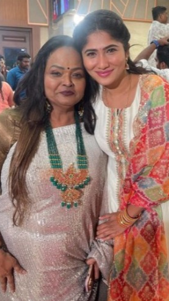 ஒரு பக்கம் ரம்யா கிருஷ்ணன்.. மறுபக்கம் காயத்ரி ரகுராம்... மாஸ் காட்டும் ...