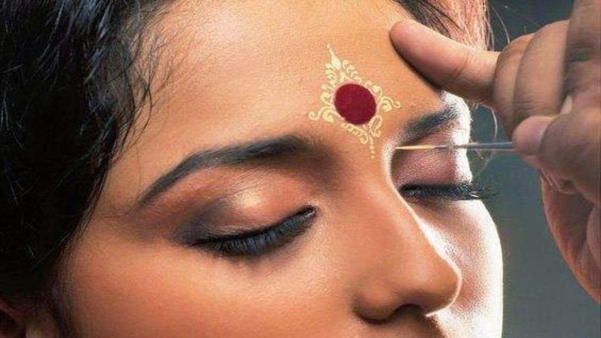 நெற்றியில் குங்குமம்.. பெண்கள் 2 புருவத்துக்கு நடுவில் பொட்டு வைப்பது ...