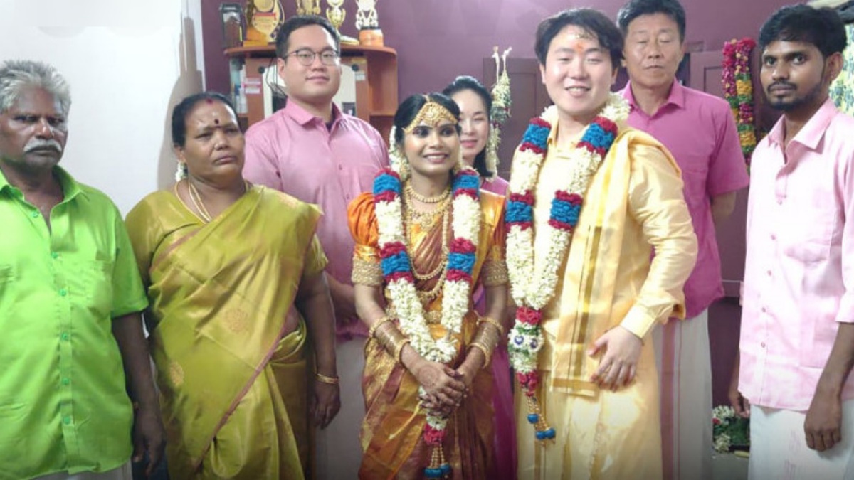 "மாங்கல்யம் தந்துனானே" கரூர் பெண்ணுக்கு தாலி கட்டிய தென்கொரிய மாப்பிள்ளை.. தமிழ் முறைப்படி ...