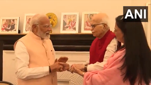 திடீரென அத்வானி, முரளி மனோகர் ஜோஷியை சந்தித்து வாழ்த்து பெற்ற மோடி ...