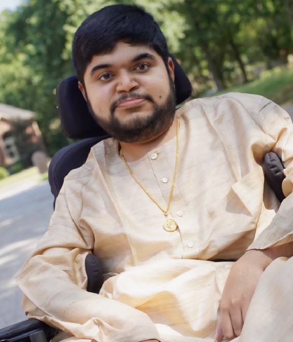 நிச்சயதார்த்த புகைப்படத்தை வெளியிட்ட நடிகர் நெப்போலியன் மகன்.. குவியும் ...