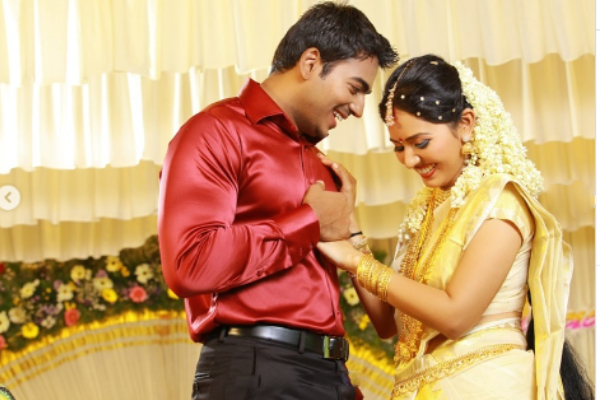 கல்யாணம் ஆகி 13 வருடம் ஆகிவிட்டது.. ஆனால் இன்று.. நாயகி சீரியல் நடிகை ...