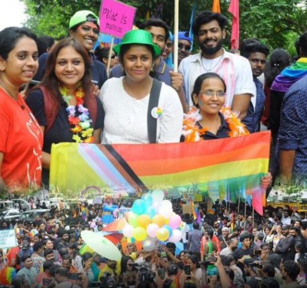 சென்னையில் அது என்ன வானவில் பேரணி? ரிப்பன் மாளிகையில் வண்ண விளக்குகள் ...