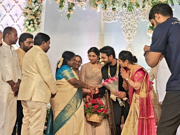 பிரமாண்டமாக நடந்த நடிகர் சின்னி ஜெயந்த் மகன் திருமணம்.. கலந்து கொண்ட பிரபலங்கள்.. மணப்பெண் ...