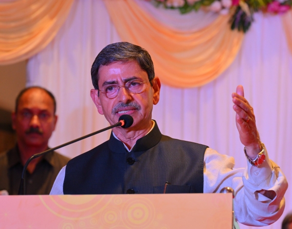 மீண்டும் சீண்டும் ஆளுநர் ரவி.. தமிழக அரசுப் பள்ளிகளில் கல்வித் தரம் ...