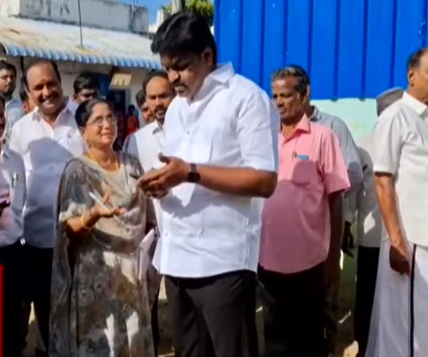 டென்ஷனான தஞ்சாவூர் மேயர்.. பெண் உதவி பொறியாளரின் செல்போனை பறித்து ...