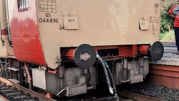 இந்தியாவையே உலுக்கிய போட்டோ.. 2 ரயில் பெட்டிகள் இடையே பிதுங்கி பலியான ரயில்வே ஊழியர்! காரணம் ...