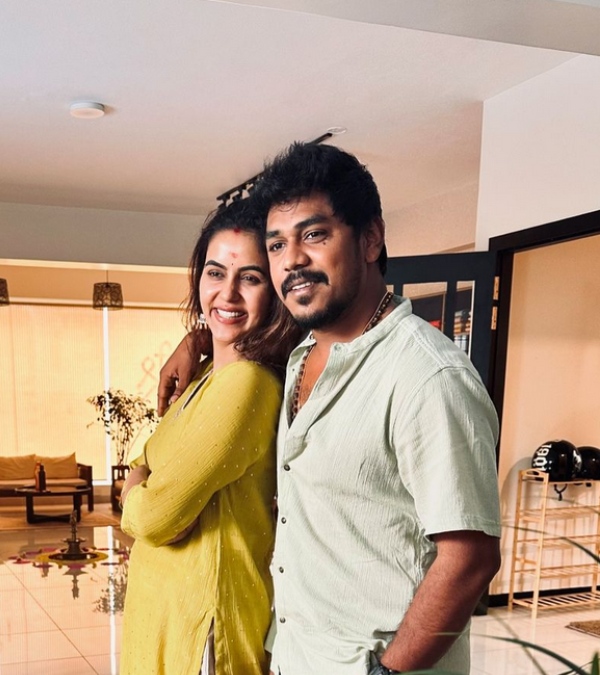 தீராத காதல் தொடரும்.. கணவரோடு மகிழ்ச்சி செய்தியை பகிர்ந்த “கயல்“ சைத்ரா ...