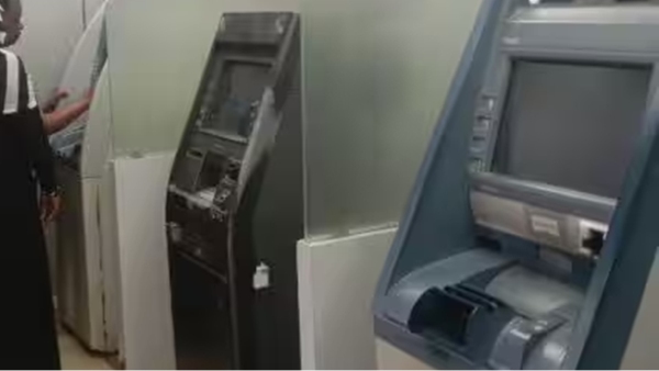 சென்னை அருகே ஏடிஎம்மில் 2000 ரூபாய் பதில் வந்த 5000 ரூபாய்.. ஒருவருக்கு அல்ல.. பலருக்கு பணமழை ...