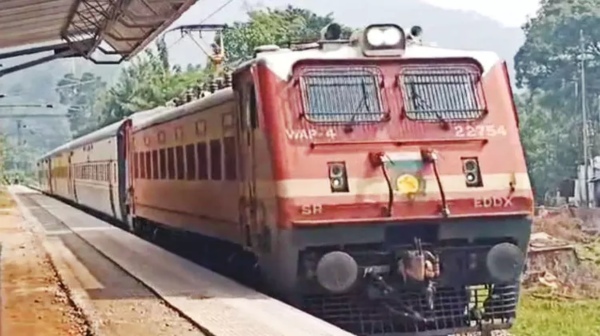 100 கி.மீ. வேகத்தில் செங்கோட்டையில் பறந்த ரெயில்.. தென்காசி டூ ...