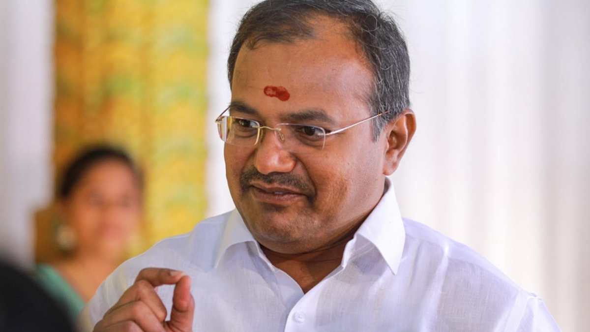 சேலத்தில் அரசு உதவி பெறும் பள்ளியின் பெண் தாளாளர் காலில் விழுந்த பாமக ...