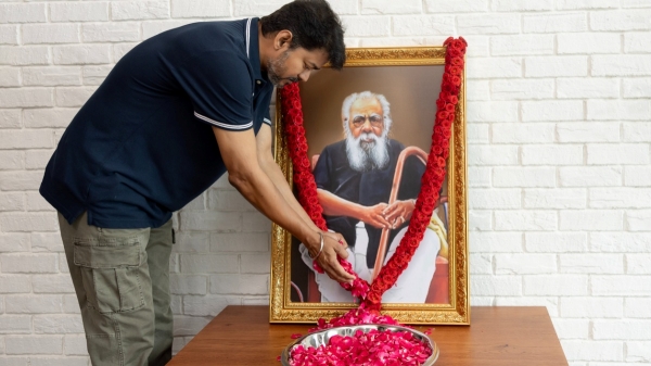 கருப்பு சட்டையில் தனியொருவராக! பெரியாருக்கு மரியாதை செலுத்திய விஜய் ...