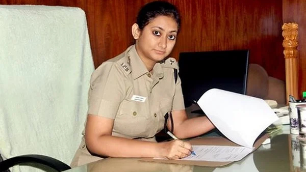 ‘கெத்து’ ஐபிஎஸ் ஜோடி! ஒரே நாளில் புரொமோஷன்.. அருகருகே பணியிடம்! வருண் குமார்- வந்திதா! யார் ...