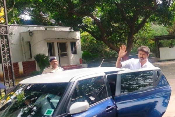 கவர்னரிடம் வச்சேன்னு பார்த்தீங்களா? கார்ல வச்சேன் பாருங்க! கெஜ்ரிவால் ...