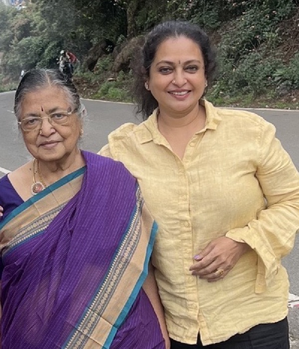 எனக்குன்னு யாரும் இல்லை! அனாதை ஆகிட்டேன்! சீதாவின் கலங்க வைத்த பதிவு ...