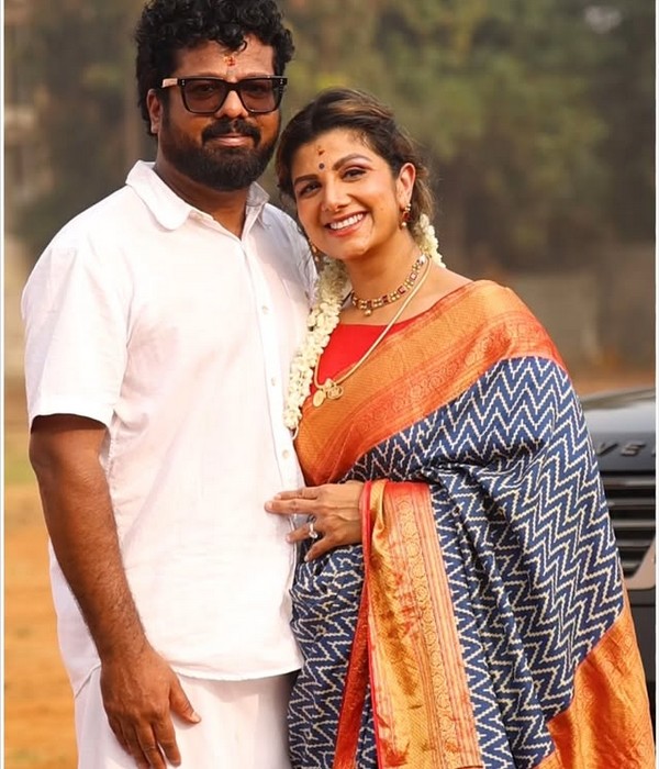 எங்க வீட்ல விசேஷம்.. வதந்திக்கு பதிலடி.. கணவரோடு மகிழ்ச்சியான போஸ்ட் ...