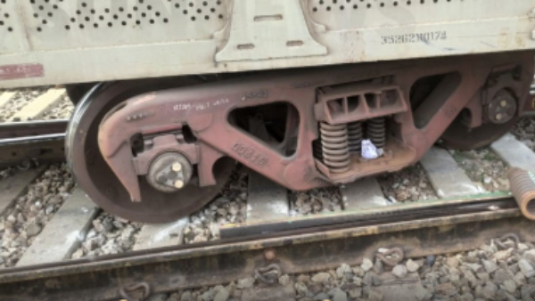 அரக்கோணம் அருகே சரக்கு ரயில் தடம் புரண்டு விபத்து.. சென்னை - பெங்களூர் ரயில் சேவை பாதிப்பு ...