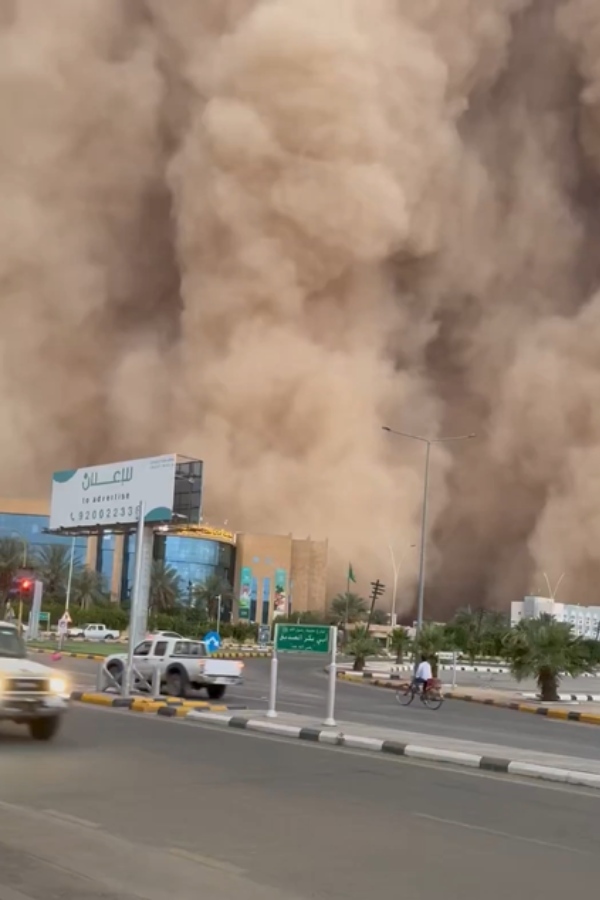 சவூதி அரேபியாவை மிரளவிட்ட ‛புழுதி புயல்’.. இந்த வீடியோக்களை பாருங்க ...