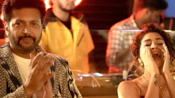 அன்றும் இன்றும்.. ரவி மோகன் போட்டோ போட்டு கெனிஷா வெளியிட்ட பதிவு ...