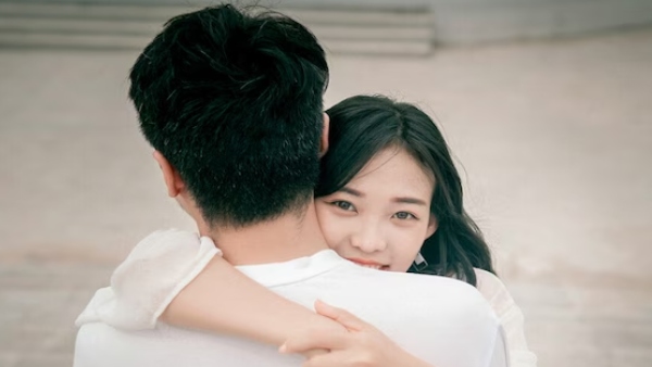 கட்டிப்பிடி வைத்தியம்.. ஆண்களை பணம் கொடுத்து புக்கிங் செய்யும் பெண்கள் ...