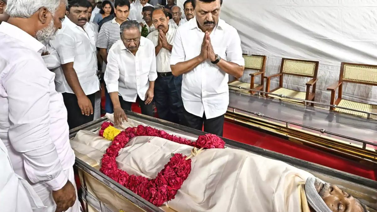 கருணாநிதியின் மூத்த மகன் மு.க.முத்து உடல் தகனம்.. முதல்வர் ஸ்டாலின், அழகிரி பிரியாவிடை | Former ...