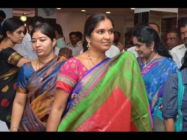 చీరలంటే ఇష్టం: ఇష్టసఖిలో పద్మాదేవేందర్(పిక్చర్స్) | Padma Devender ...