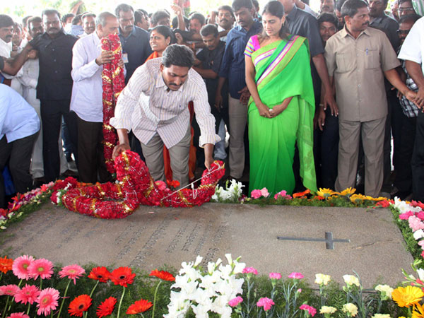 నేడు వైయస్ ఆరో వర్ధంతి: నివాళులర్పించిన జగన్, కుటుంబ సభ్యులు | ysr ...