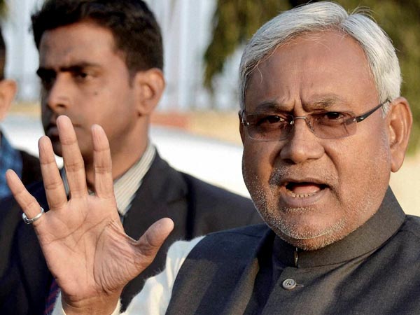 నితీష్ ప్రమాణం, లాలూ కొడుకులు సహా మంత్రులు వీరే: పక్కనే వెంకయ్య | Nitish Kumar takes oath as ...