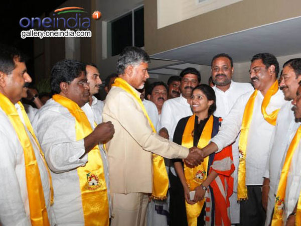 కలవనని ట్విస్ట్!: అఖిలప్రియతో కలిసి సీఎంను కలిసిన భూమా | Bhuma Nagi ...
