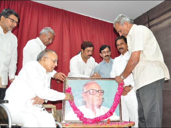 చండ్ర రాజేశ్వర రావును ఆంధ్రోడంటారా: కెసిఆర్‌పై నారాయణ | Dubbed Chandra ...