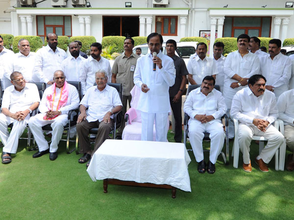 కేసీఆర్ ఏమన్నారు?: టీఆర్ఎస్‌లోకి టీడీపీ ఎంపీ (ఫోటోలు) | Tdp Mp Malla ...